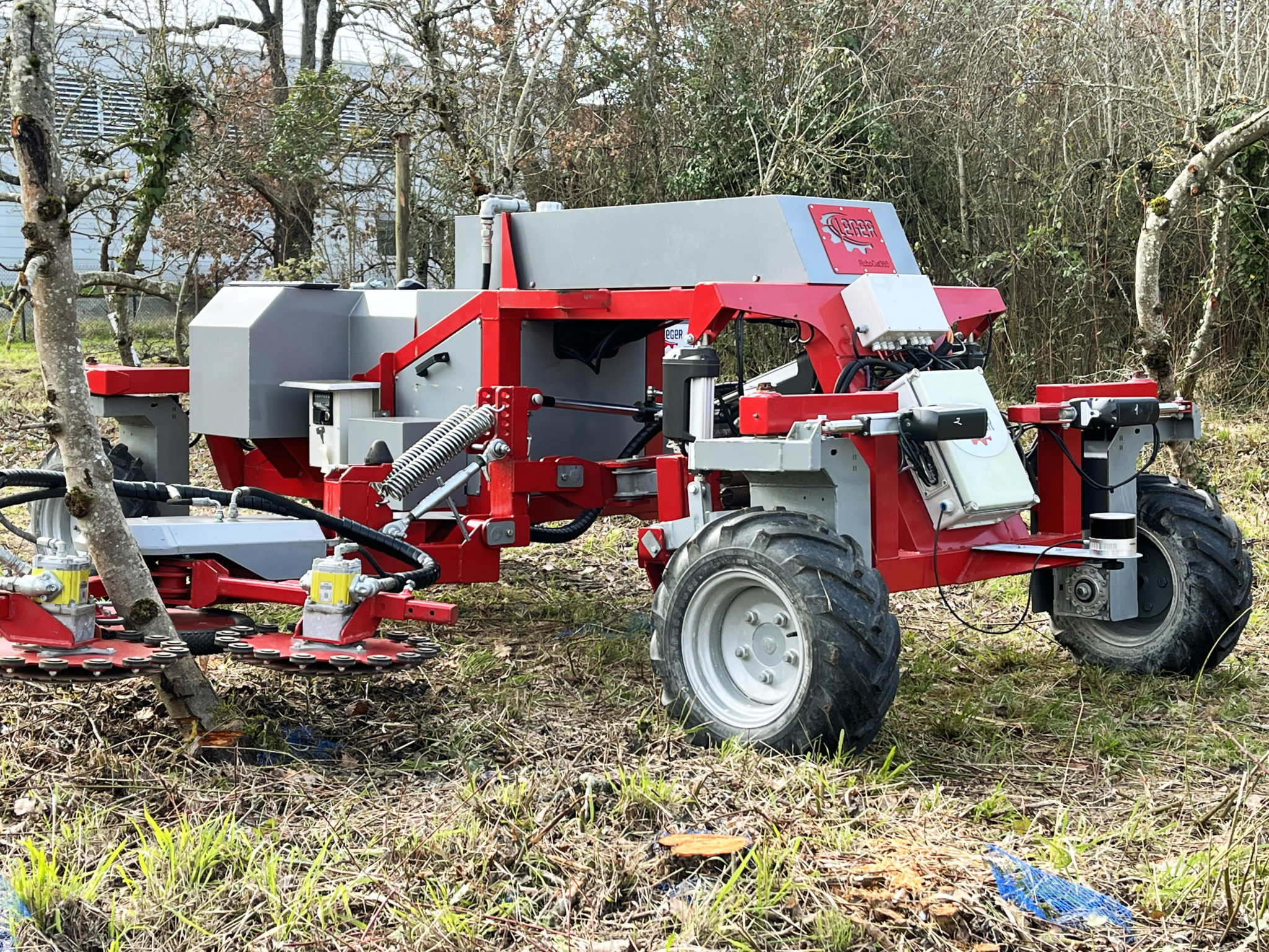 RoboCut360, le robot pour l’entretien des vergers - Leger SAS